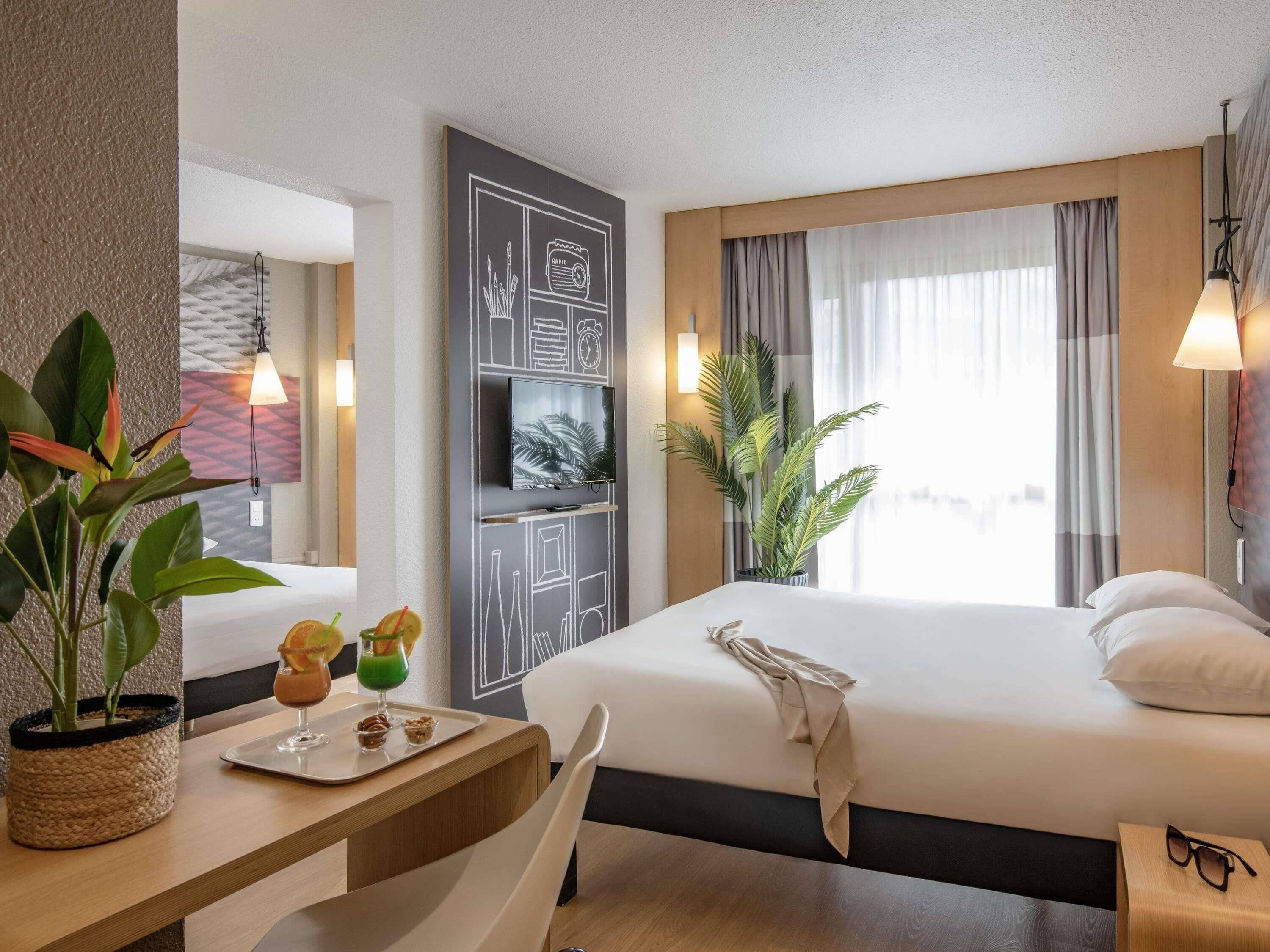 Quarto Standard, 2 camas de casal | Roupa de alta qualidade, cofre no quarto, secretária 