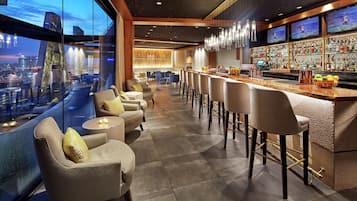 3 bares/lounges, bar na cobertura, bar de coquetéis
