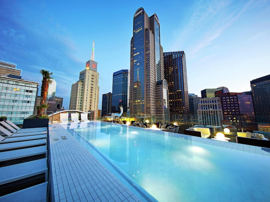 2 piscinas exteriores, toldos (sobretaxa), guarda-sóis