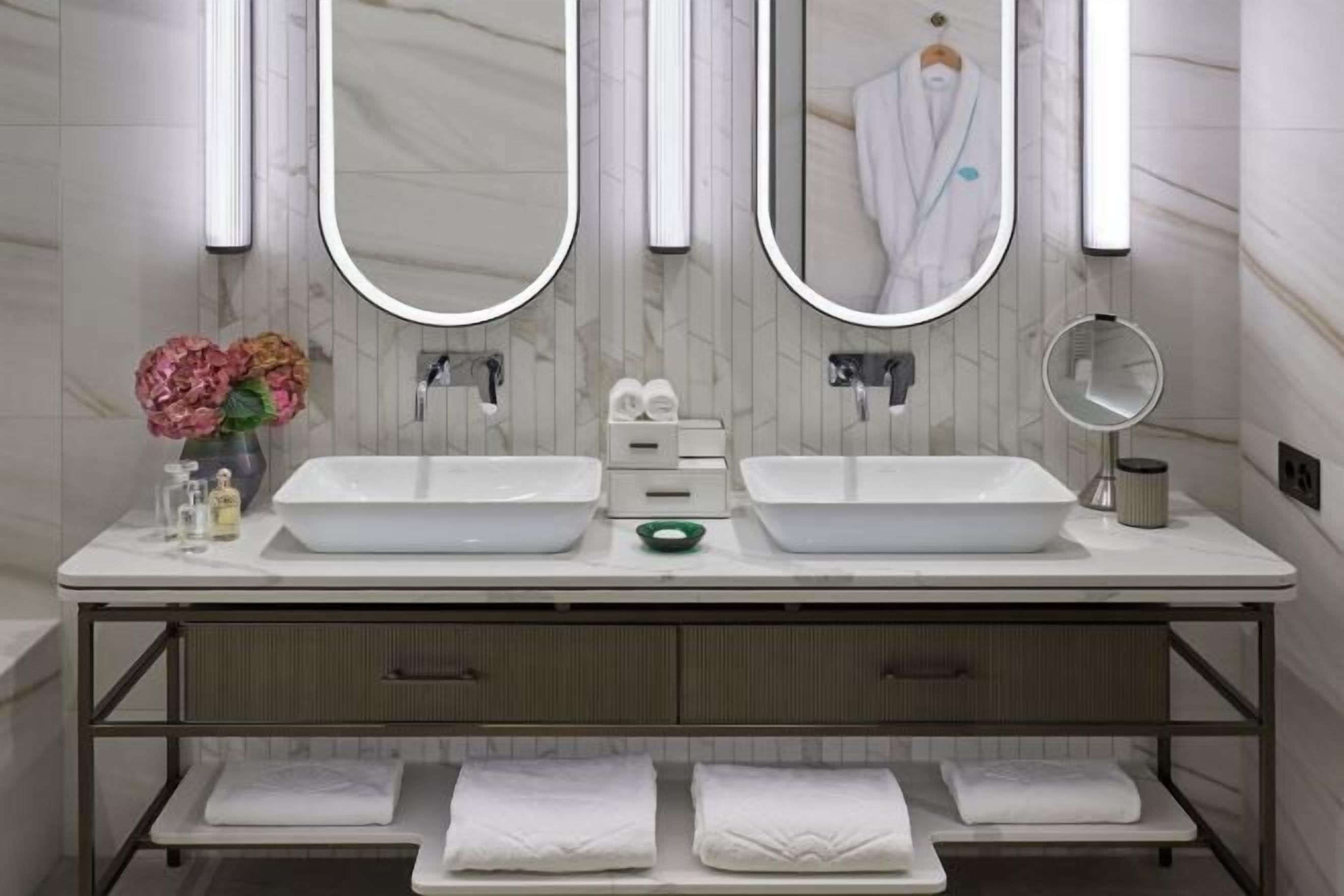 Artigos de higiene pessoal grátis, um secador de cabelo, roupões 