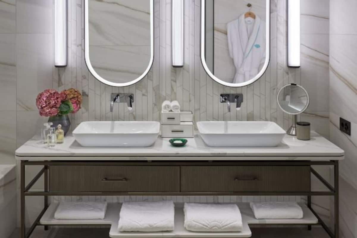 Produtos de toalete grátis, secador de cabelo, roupões de banho