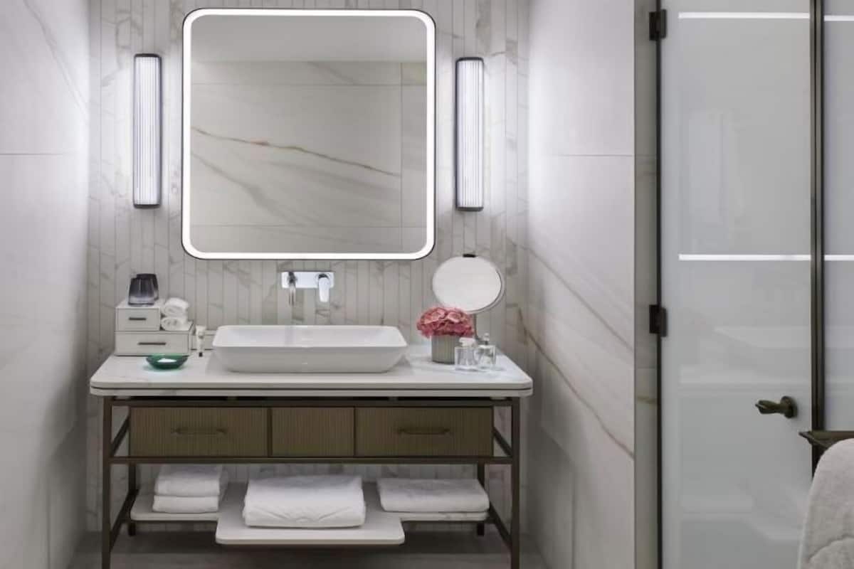 Produtos de toalete grátis, secador de cabelo, roupões de banho