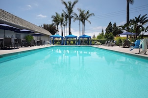 Piscina externa, barracas de cortesia, espreguiçadeiras