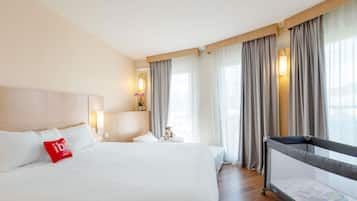 Escrivaninha, cortinas blackout, quartos à prova de som