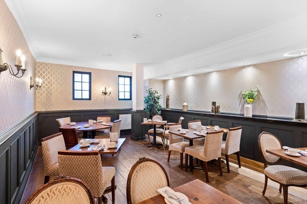 2 restaurantes: servem pequenos-almoços, almoços e jantares