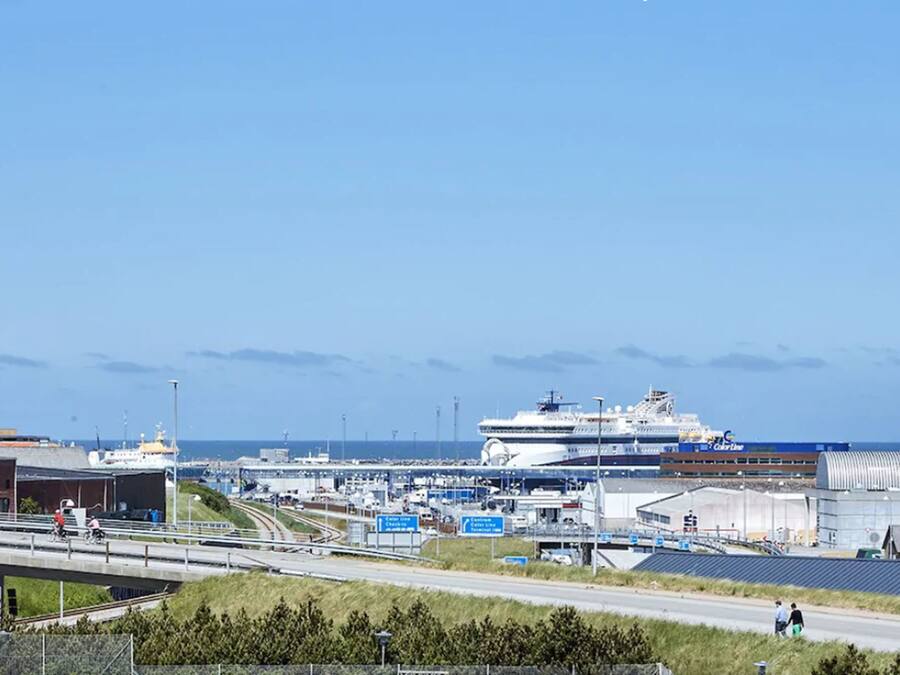 Um cruzeiro atracado em um porto sob um céu claro.