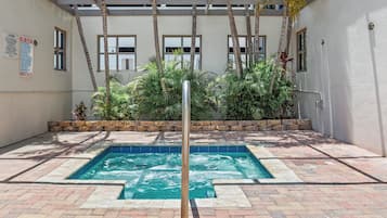 Piscina exterior, guarda-sóis, espreguiçadeiras