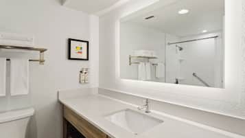 Quarto Standard | Casa de banho | Uma combinação polibã/banheira, produtos de higiene exclusivos