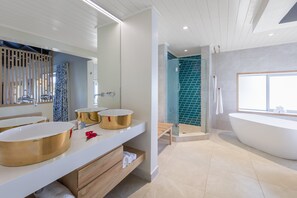 Quarto, 1 cama King, vista para a lagoa (Overwater Villas) | Banheiro | Chuveiro, chuveiro com efeito de chuva, produtos de toalete grátis 