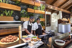 Café da manhã com buffet todos os dias mediante uma taxa