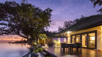 Quarto, 1 cama king-size, piscina privativa, vista para a lagoa (Pacific Pool Villa) | Terraço/pátio interior