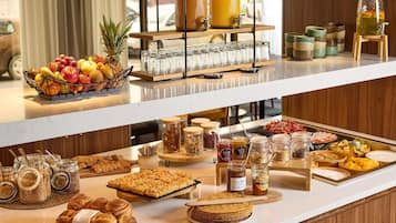 Pequeno-almoço tipo buffet diário (21 EUR por pessoa)