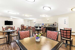 Café da manhã completo grátis todos os dias