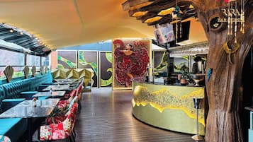 2 restaurantes, pequenos-almoços servidos, cozinha britânica