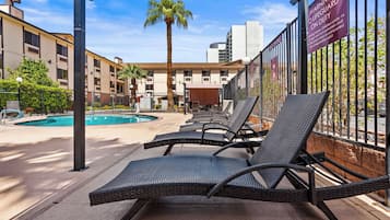 Piscina exterior, da(s) 9:00 à(s) 20:00, toldos gratuitos