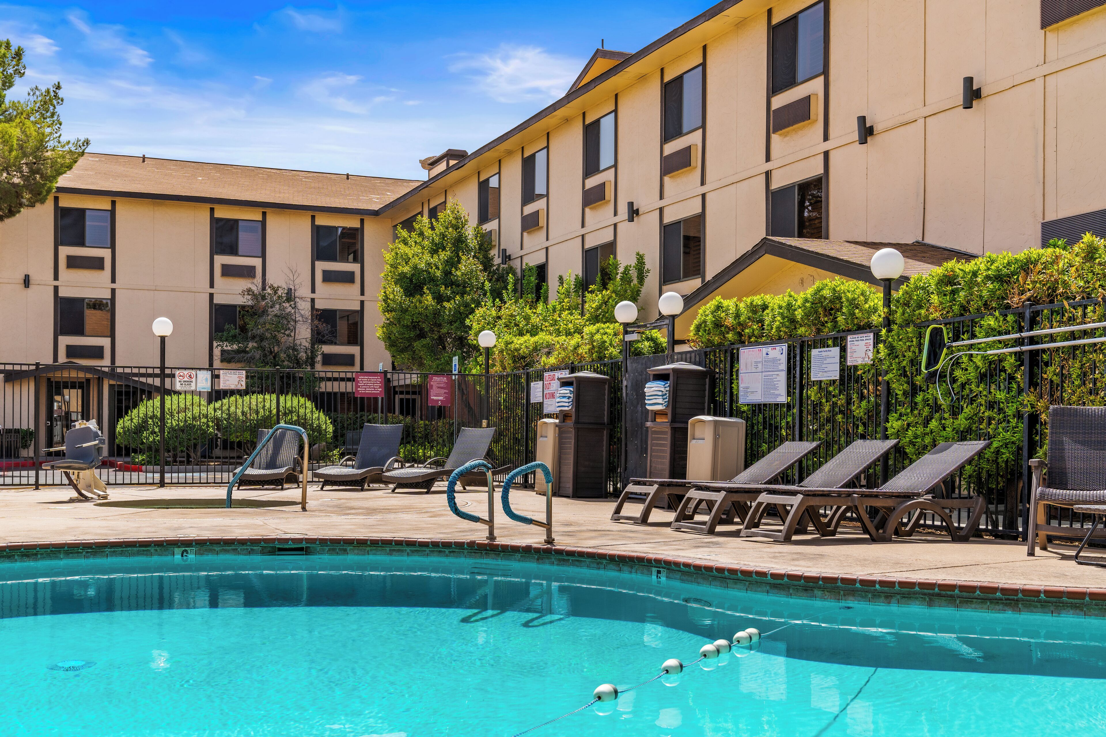 Piscina externa, funciona das 9h às 20h, barracas de cortesia