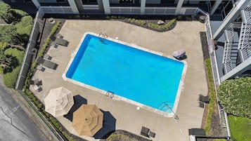 Piscina externa sazonal, funciona das 8h às 22h, espreguiçadeiras