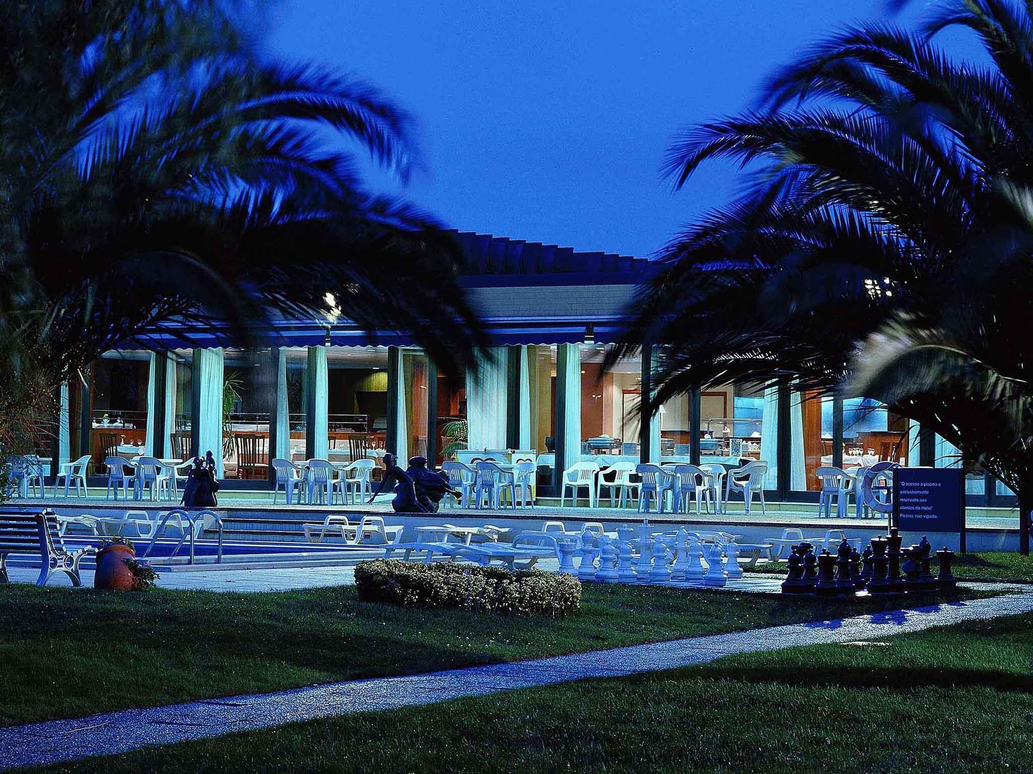 2 piscinas exteriores, espreguiçadeiras 