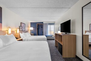 Quarto, 2 camas Queen | Roupas de cama antialérgicas, edredons de pluma