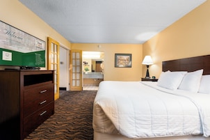 Camas de colchão pillowtop, secretária, cortinas/cortinados opacos