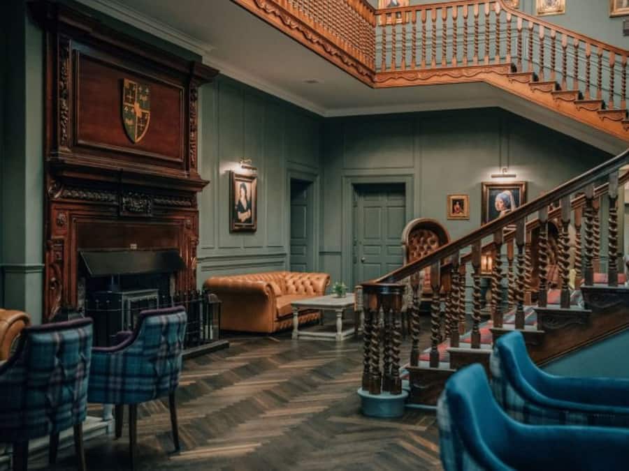 Área de estar no saguão