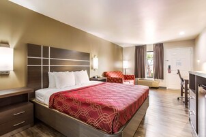 Quarto, não fumadores (1 King bed with 1 Pull out couch) | Secretária, quartos insonorizados, ferro/tábua de engomar 