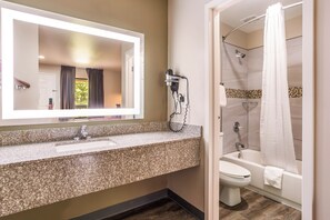 Quarto, 2 camas queen-size, fumadores (Upgrade) | Casa de banho | Uma combinação polibã/banheira, um secador de cabelo 