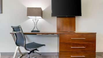 Cofre no quarto, secretária, ferro/tábua de engomar, Wi-fi grátis