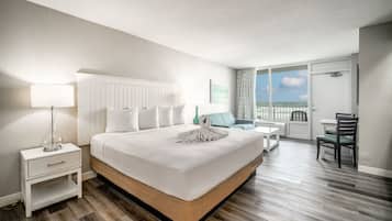Quarto, 1 cama king-size e sofá-cama, varanda, vista para o oceano | 1 quarto, ferro/tábua de engomar, roupa de cama fornecida