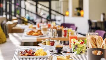 Café da manhã com buffet todos os dias (EUR 24 por pessoa)