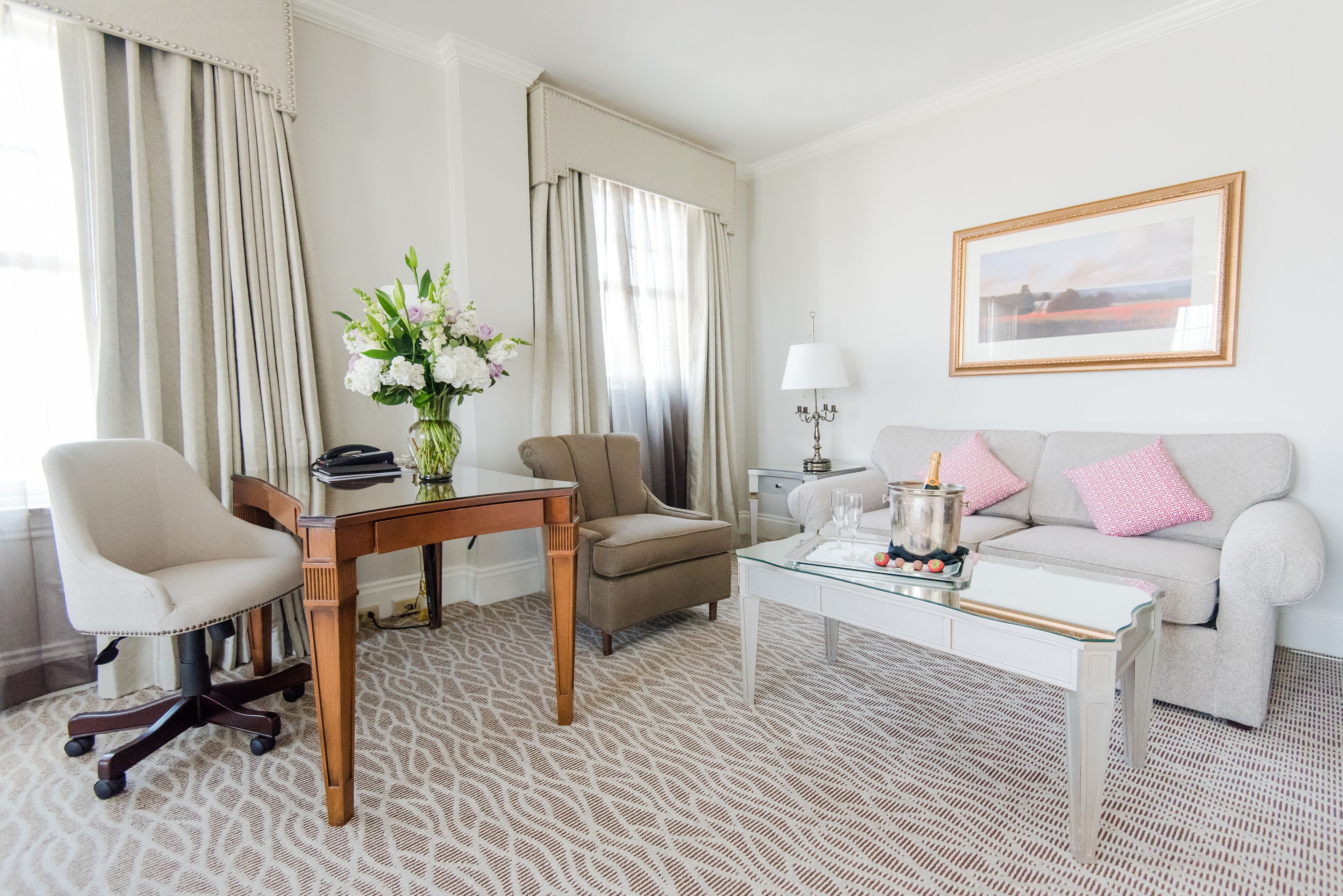 Roupas de cama premium, frigobar, cofres nos quartos, escrivaninha