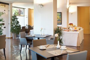 Café da manhã com buffet todos os dias mediante uma taxa