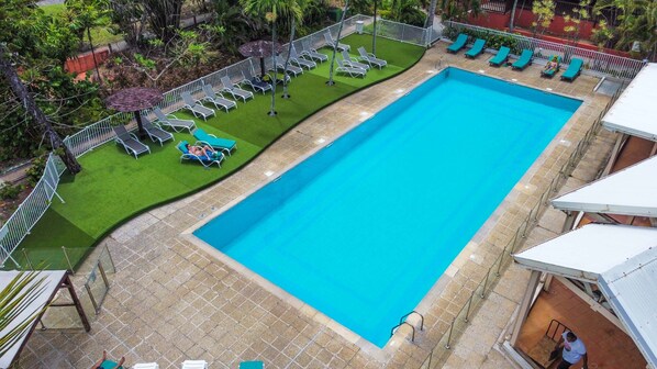 Piscina externa, espreguiçadeiras