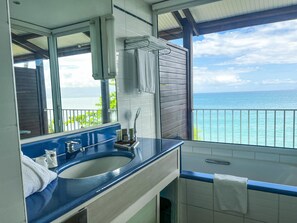 Quarto casal júnior, terraço, vista para o oceano | Banheiro | Banheira de imersão, produtos de toalete grátis, secador de cabelo 