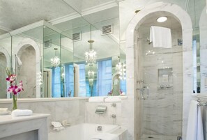 Produtos de higiene exclusivos, um secador de cabelo, roupões, chinelos 