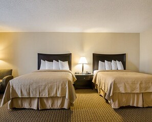 Quarto Standard, várias camas, não fumadores (with Sofa Bed) | Quartos insonorizados, ferro/tábua de engomar 