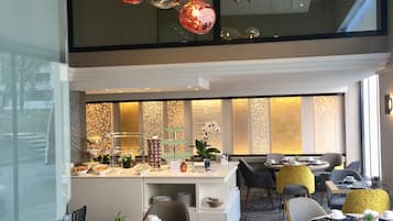 Café da manhã com buffet diário (EUR 22 por pessoa)