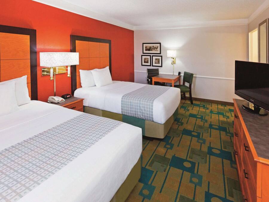 Roupas de cama premium, escrivaninha, ferros/tábuas de passar roupa