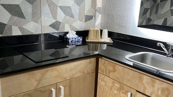 Um frigorífico (a pedido), um micro-ondas, uma cafeteira/bule