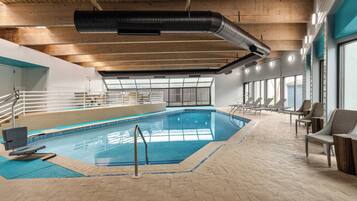 Piscina exterior sazonal, espreguiçadeiras