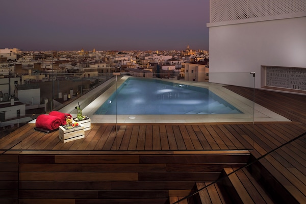 Piscina exterior, espreguiçadeiras