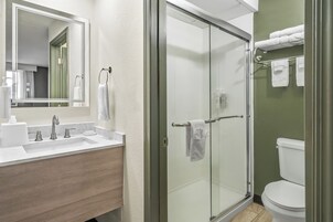 Um polibã, artigos de higiene ecológicos, um secador de cabelo