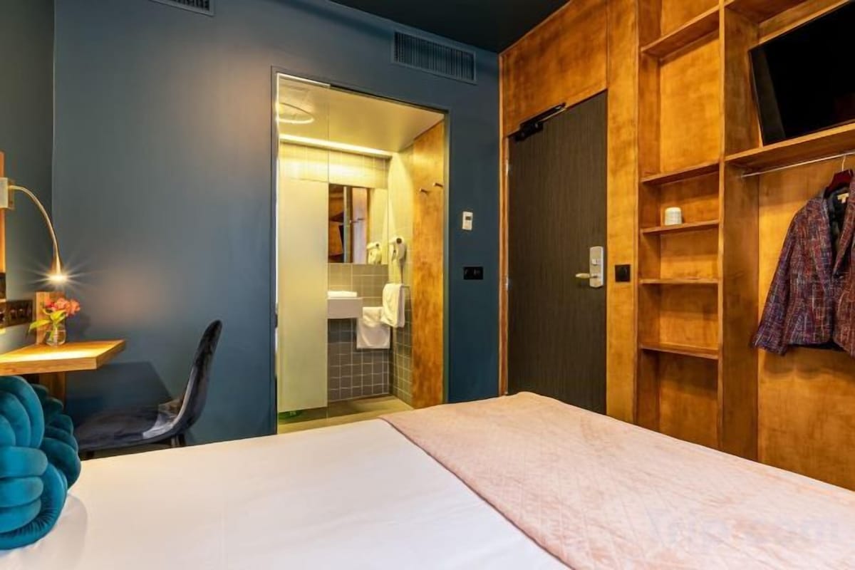 Cofres nos quartos, escrivaninha, quartos à prova de som