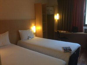 Quarto Standard, 2 camas individuais | Cofre no quarto, secretária, quartos insonorizados 