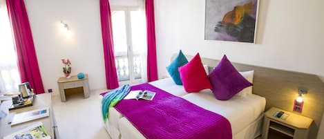 Roupa de alta qualidade, minibar, cofre no quarto, secretária