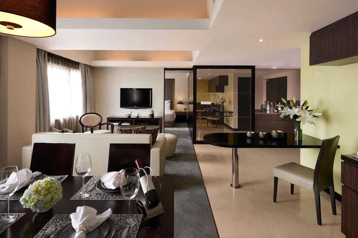 Apartamento Deluxe, 1 cama king-size | Roupa de alta qualidade, minibar, cofre no quarto, secretária