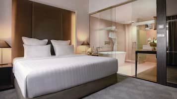 Apartamento luxo, 1 cama King | Roupas de cama premium, frigobar, cofres nos quartos