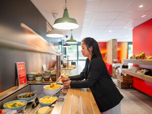 Pequeno-almoço tipo buffet mediante uma taxa aos fins de semana 
