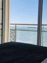 Quarto casal panorâmico de uso individual, sacada, vista para o mar | Roupas de cama premium, escrivaninha, cortinas blackout