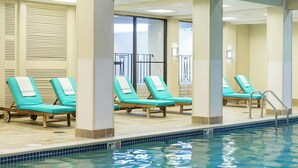 Uma área de piscina com espreguiçadeiras e piscina.